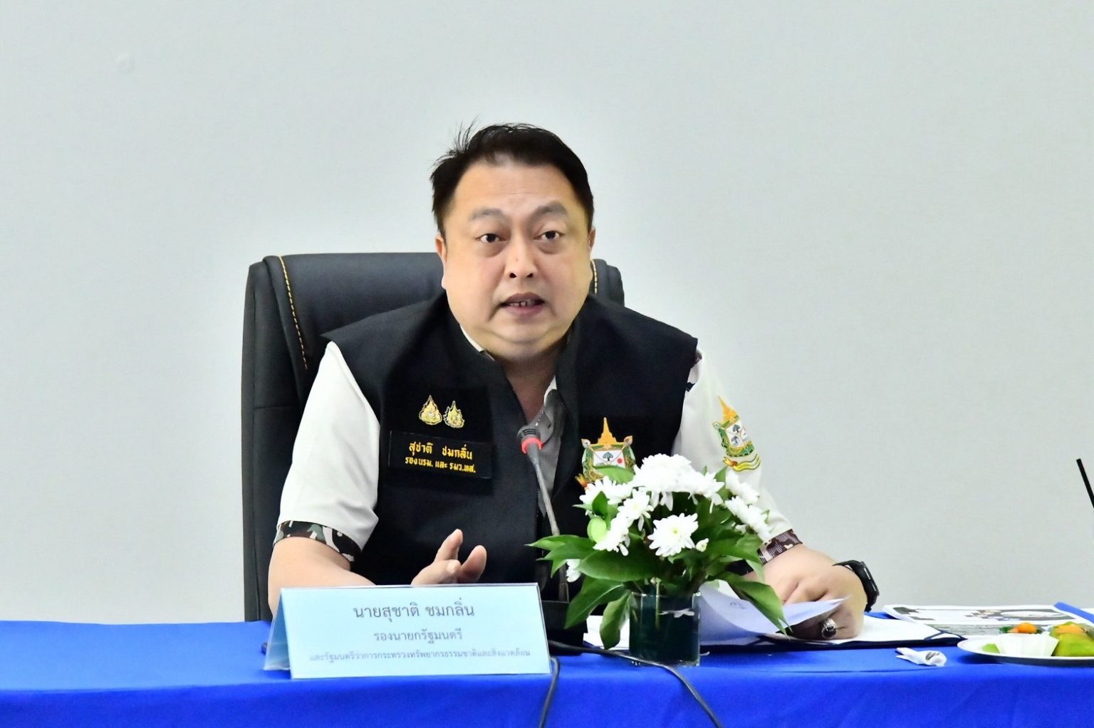 รองนายกฯ "สุชาติ" มอบ "อธิบดีอรรถพล" เข้าเยี่ยม "เวอร์นอน" นักสำรวจถ้ำ ...